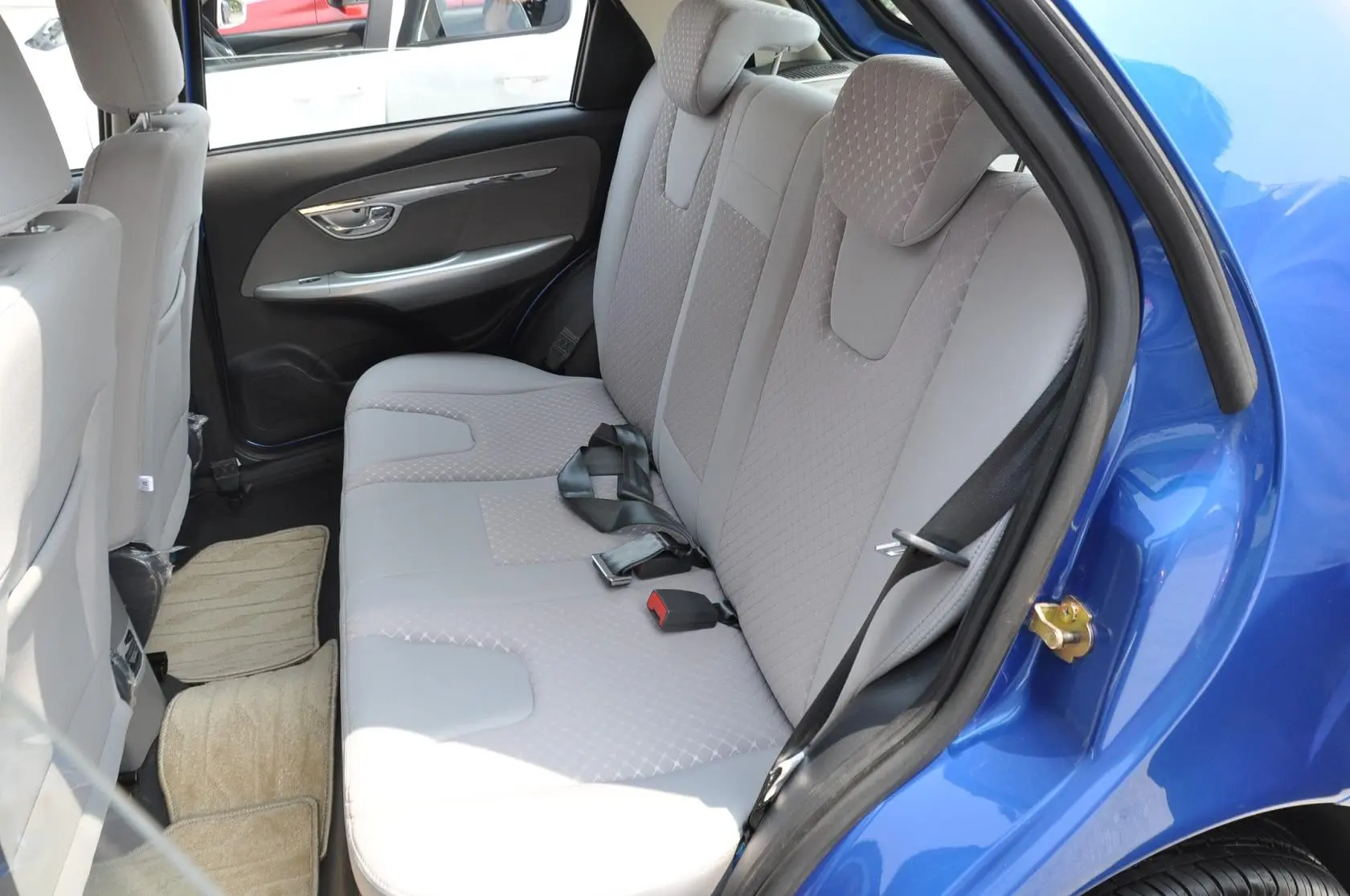 【众泰Z2001.5L AT 豪华型后排空间体验图片-汽车图片大全】-易车