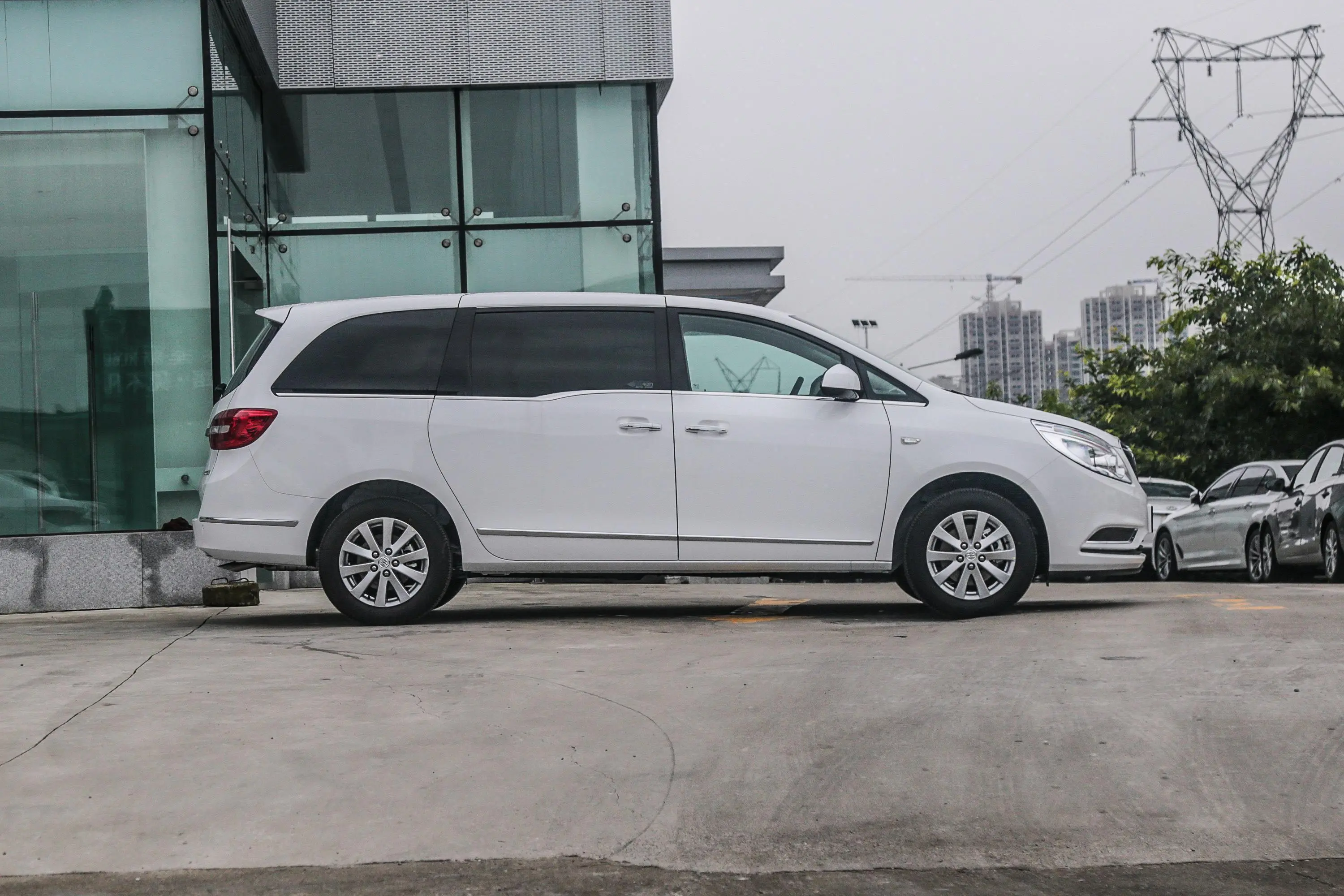 【别克GL825S 豪华版 国V正侧车头向右水平图片-汽车图片大全】-易车