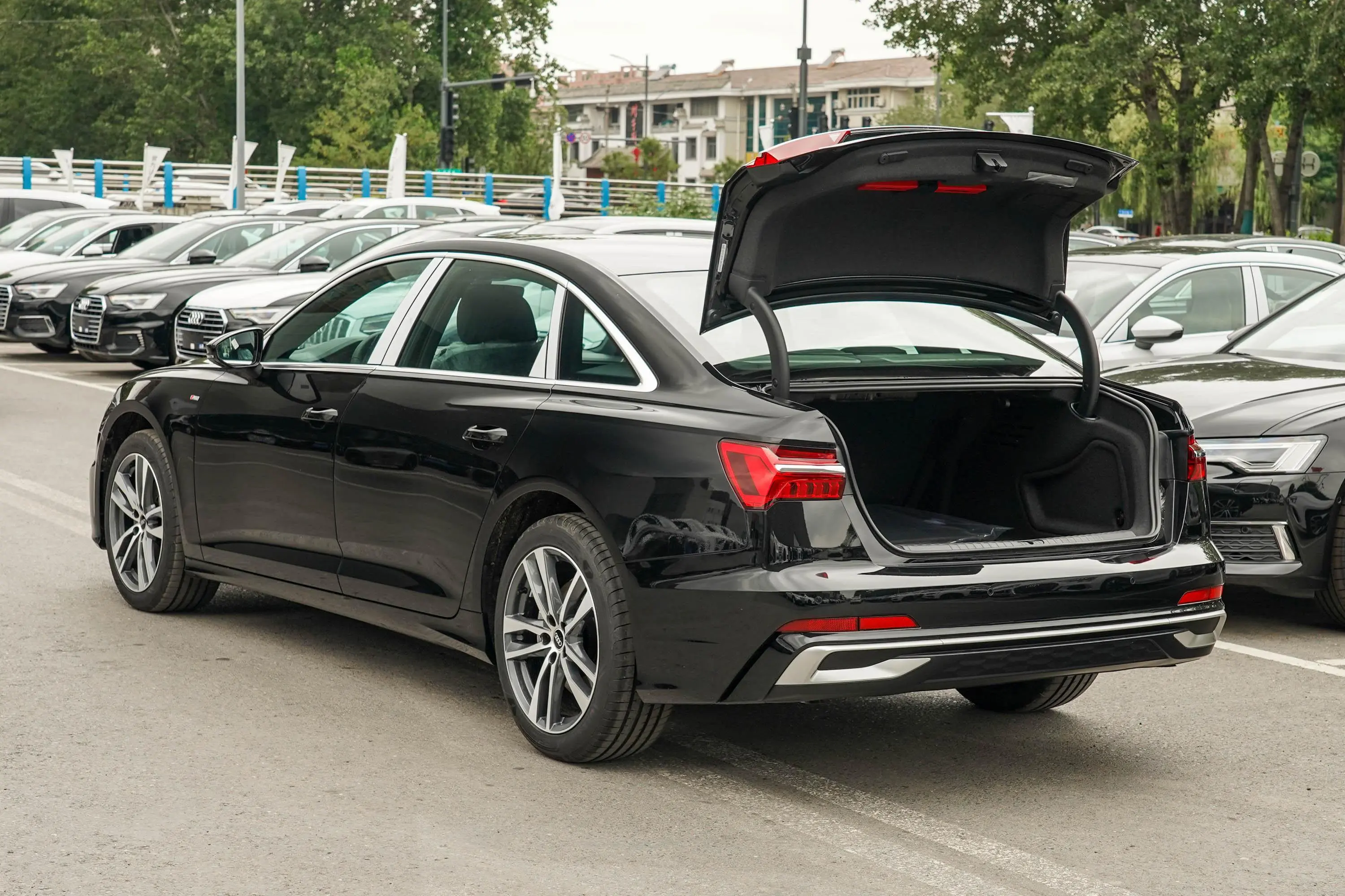 【奥迪A6L40 TFSI 豪华动感型后备厢开启45度侧拍图片-汽车图片大全】-易车