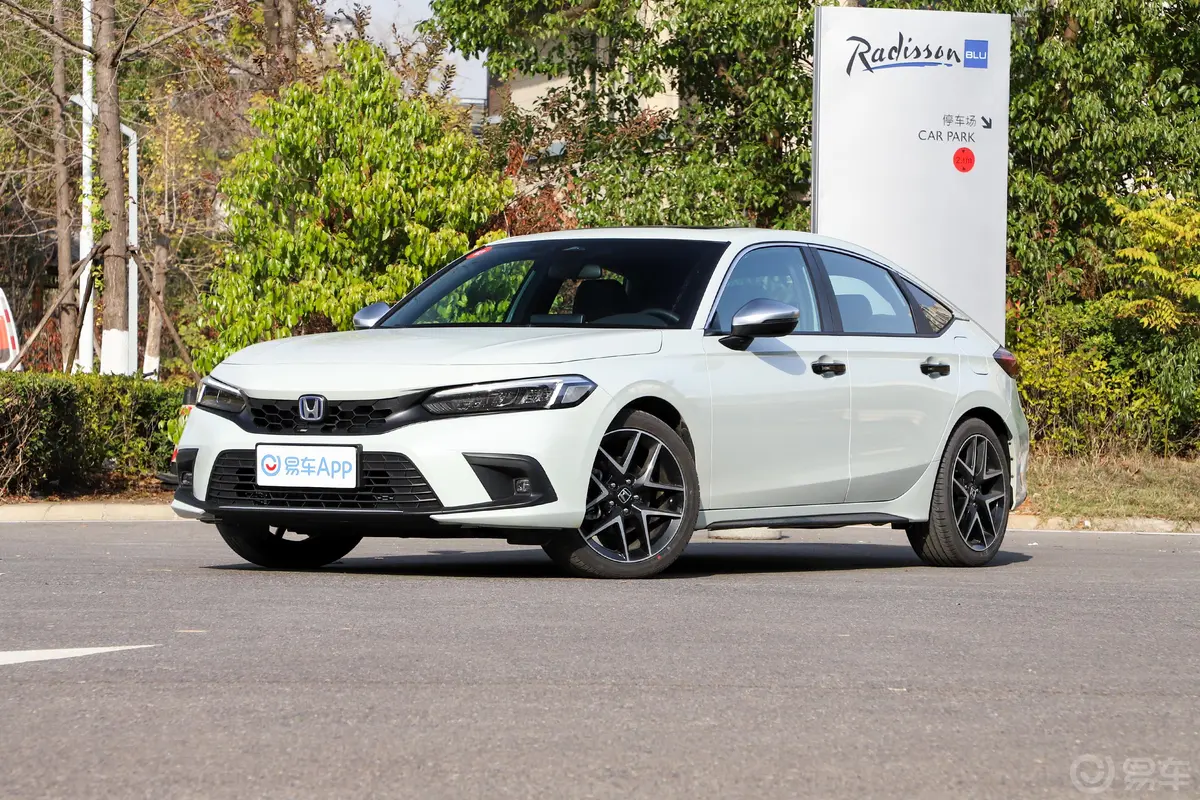 【思域HATCHBACK e:HEV 2.0L E-CVT极控版侧前45度车头向左水平图片-汽车图片大全】-易车