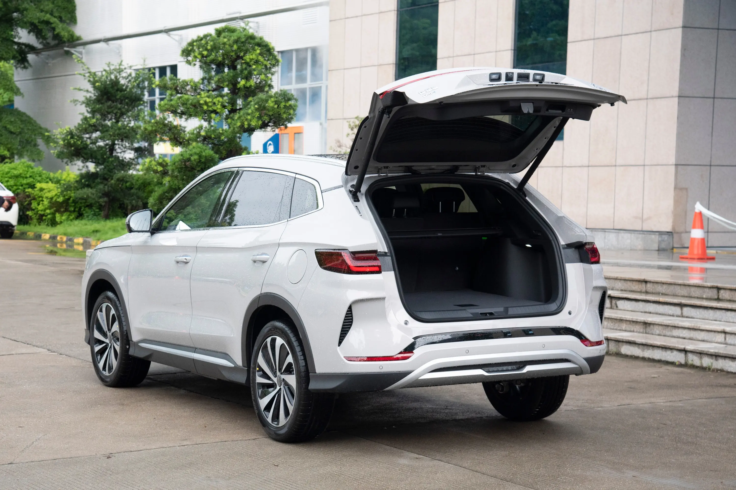 【宋PLUS新能源DM-i 冠军版 1.5L 110km 旗舰PLUS后备厢开启45度侧拍图片-汽车图片大全】-易车