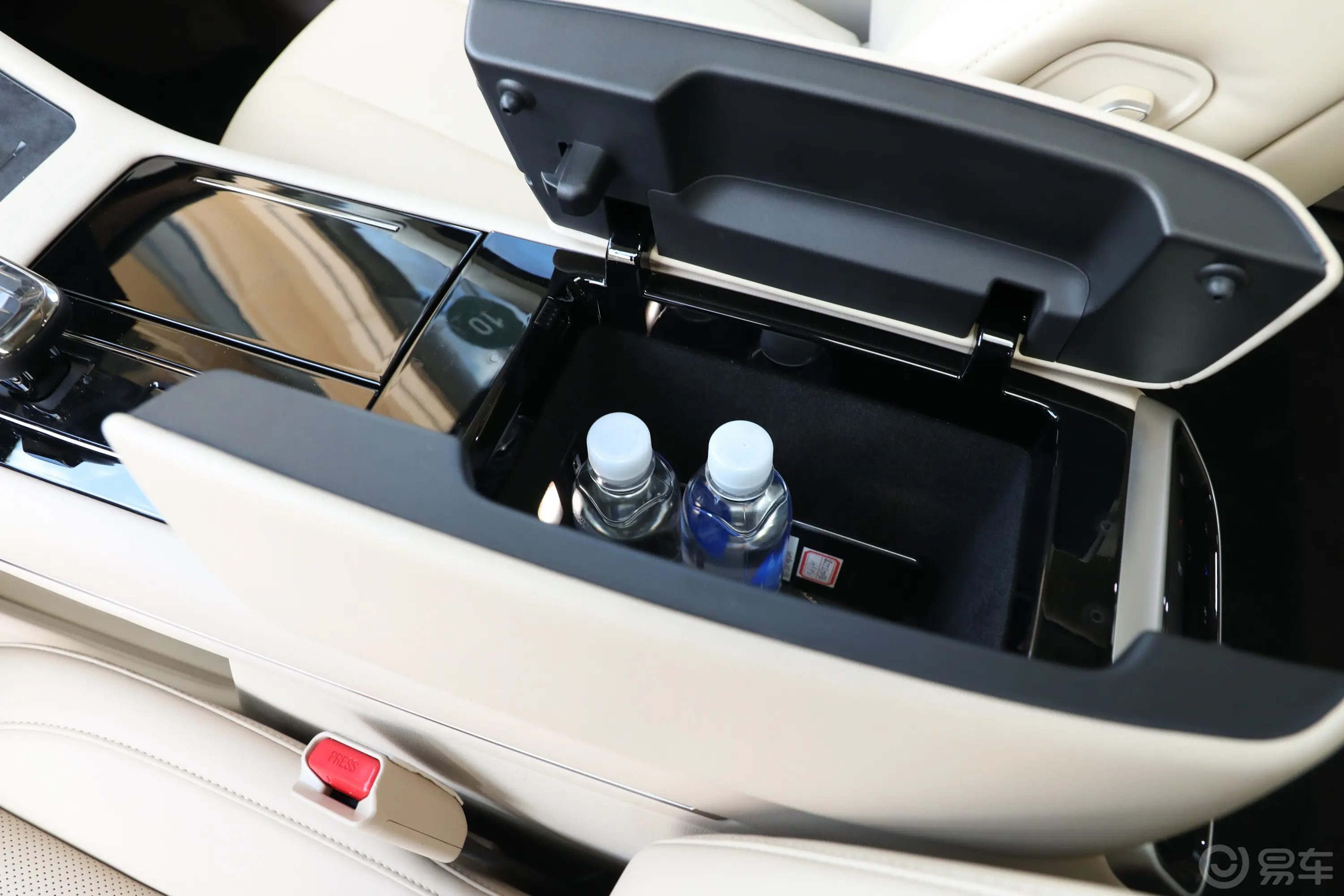 【问界M71.5T 210km 四驱MAX智驾版 5座前排扶手箱储物格图片-汽车图片大全】-易车