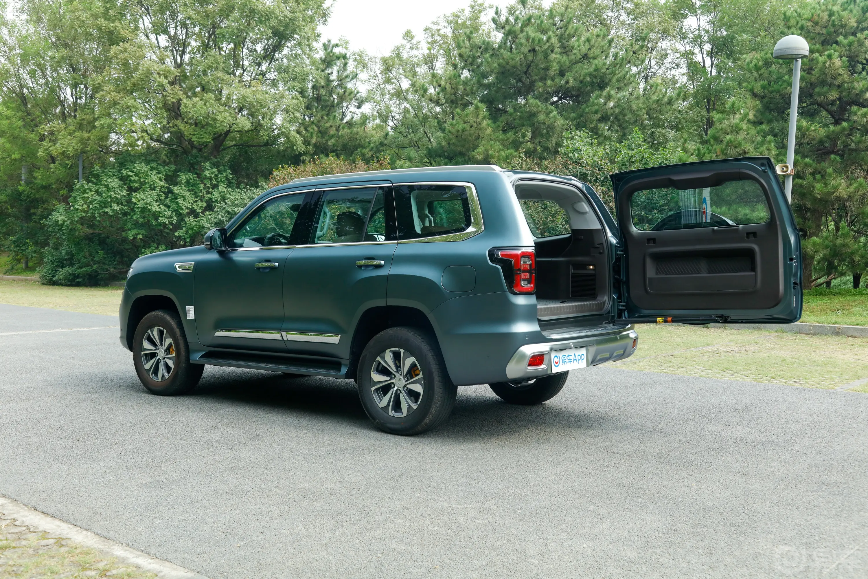 【北京BJ602.0T 千里版 5座 柴油后备厢开启45度侧拍图片-汽车图片大全】-易车