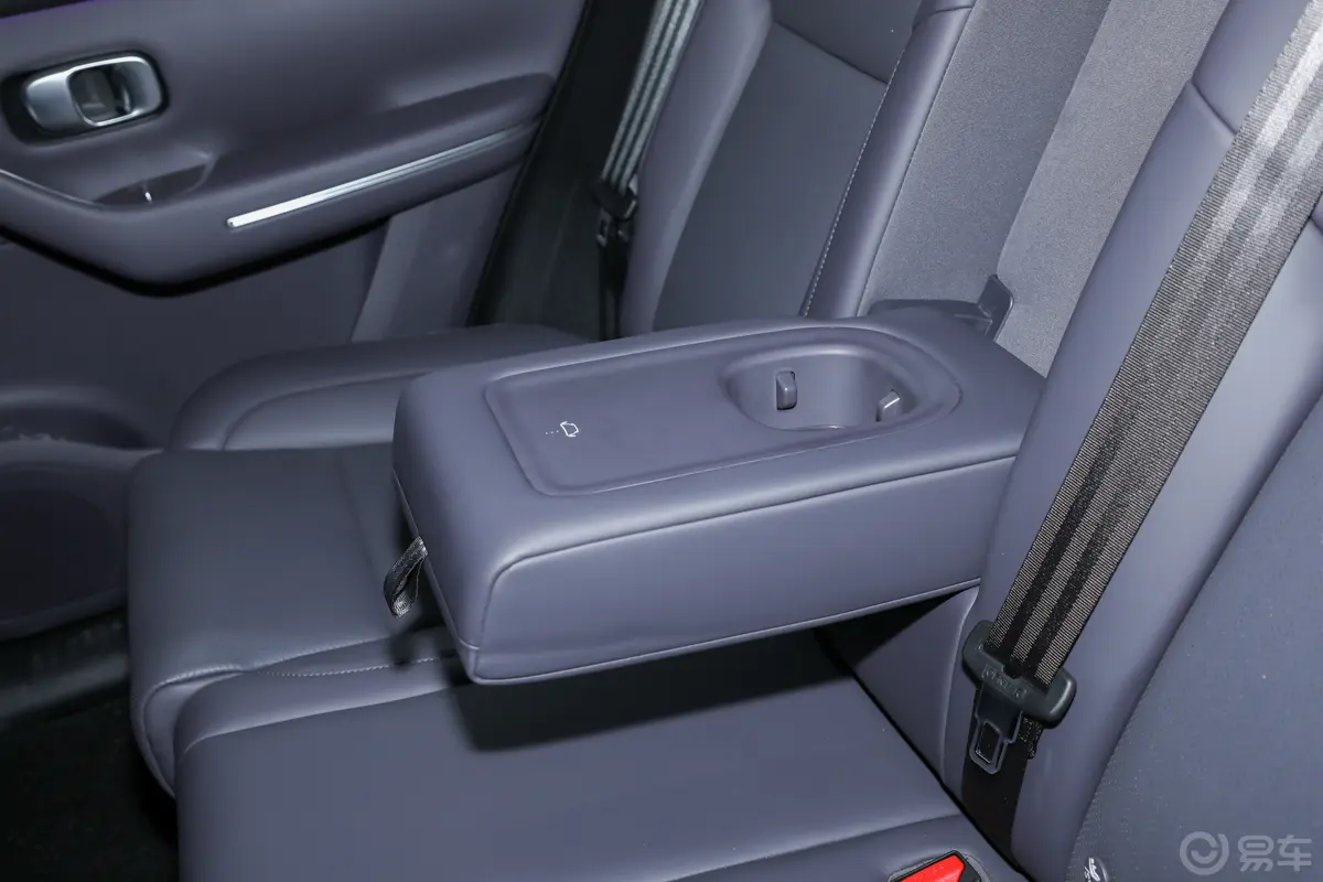 【零跑C10纯电版 530km 530智驾版后排中央扶手图片-汽车图片大全】-易车