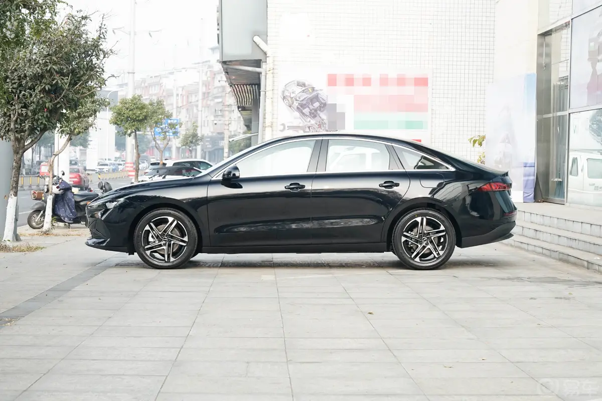 【荣威D7插电混动 1.5L 125km 超越版正侧车头向左水平图片-汽车图片大全】-易车