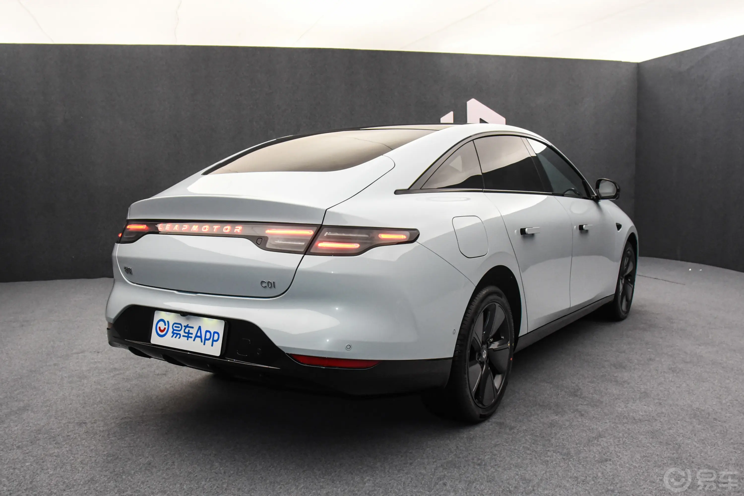 【零跑C01增程版 1.5L 316km 尊享版侧后45度车头向右水平图片-汽车图片大全】-易车