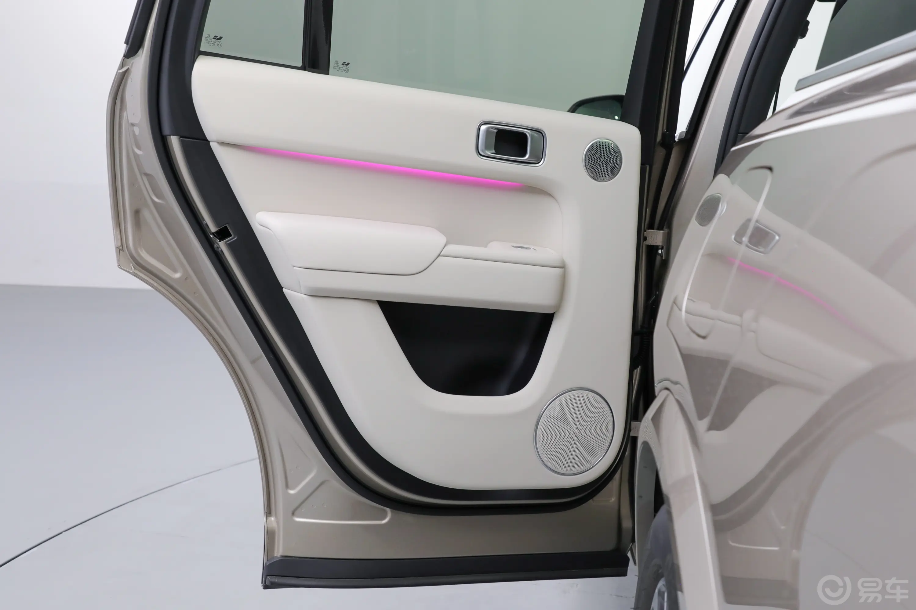 【理想L8Pro后排功能图片-汽车图片大全】-易车