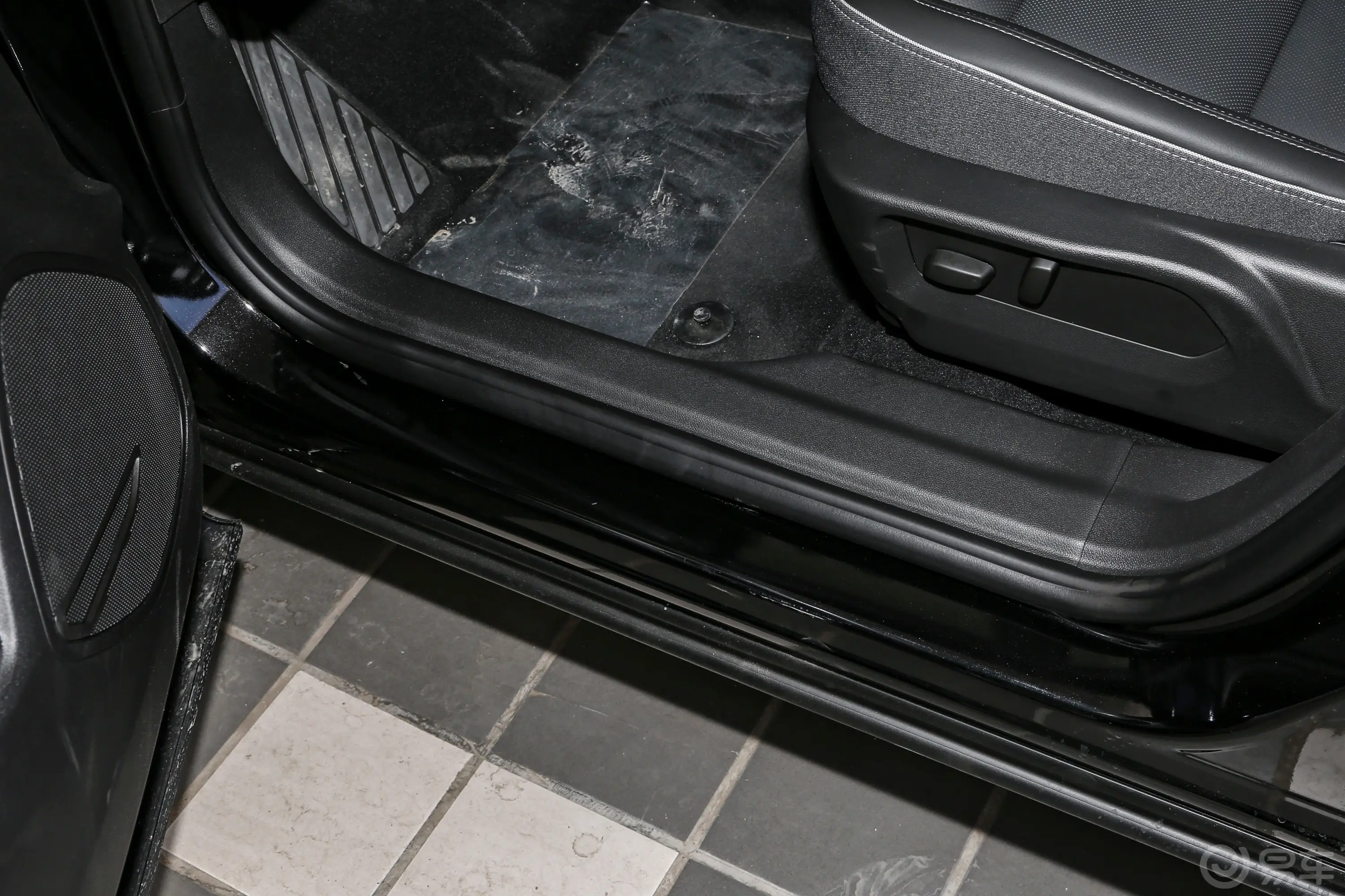 【昂科威Plus昂科威Plus 28T 两驱豪华版前排迎宾踏板图片-汽车图片大全】-易车