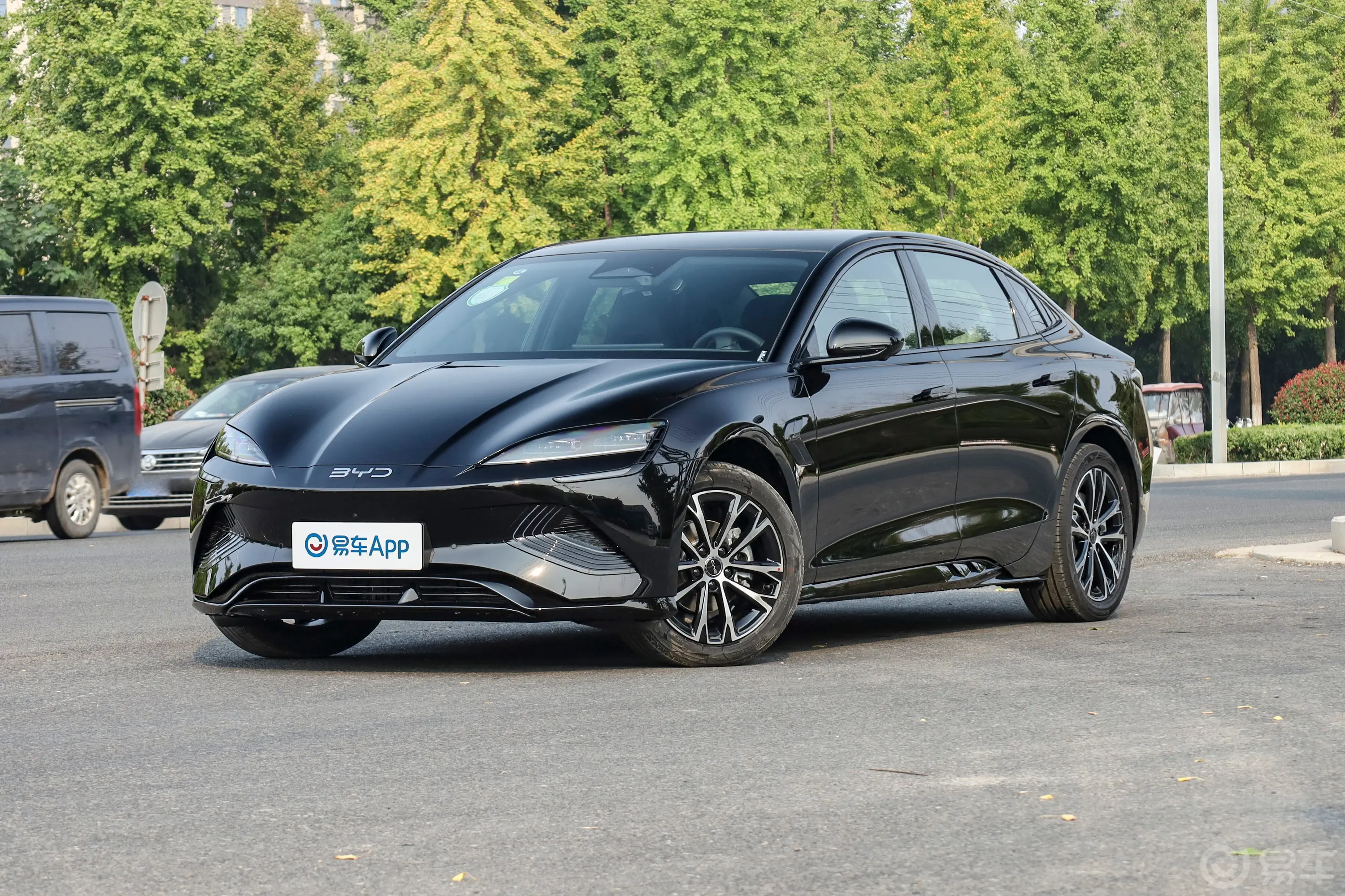 【海豹510km 后驱标准版侧前45度车头向左水平图片-汽车图片大全】-易车