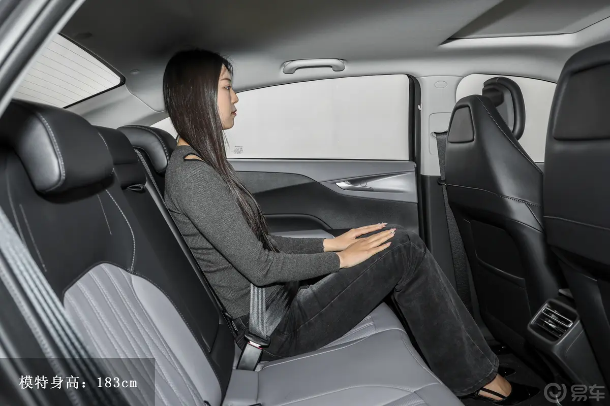 【长安启源A05真香版 1.5L 145km 卓越型后排空间体验图片-汽车图片大全】-易车