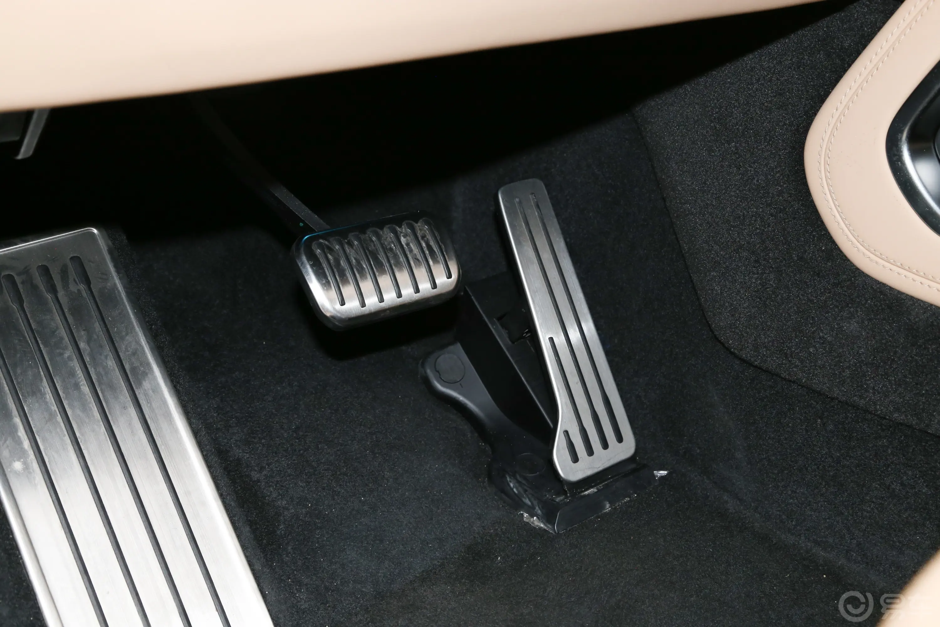 【豹82.0T 智勇旗舰版 6座脚踏板图片-汽车图片大全】-易车