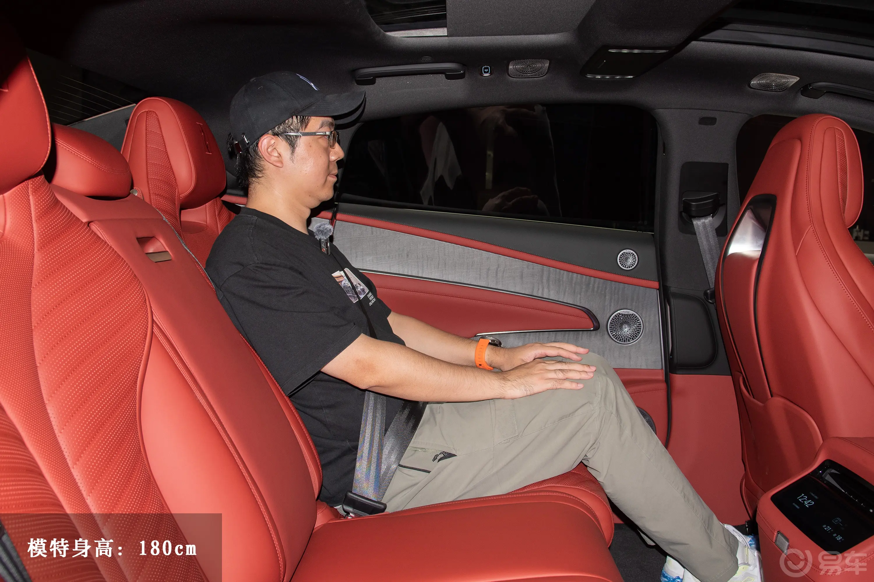 【仰望U7纯电版 720km 旗舰版 4座后排空间体验图片-汽车图片大全】-易车