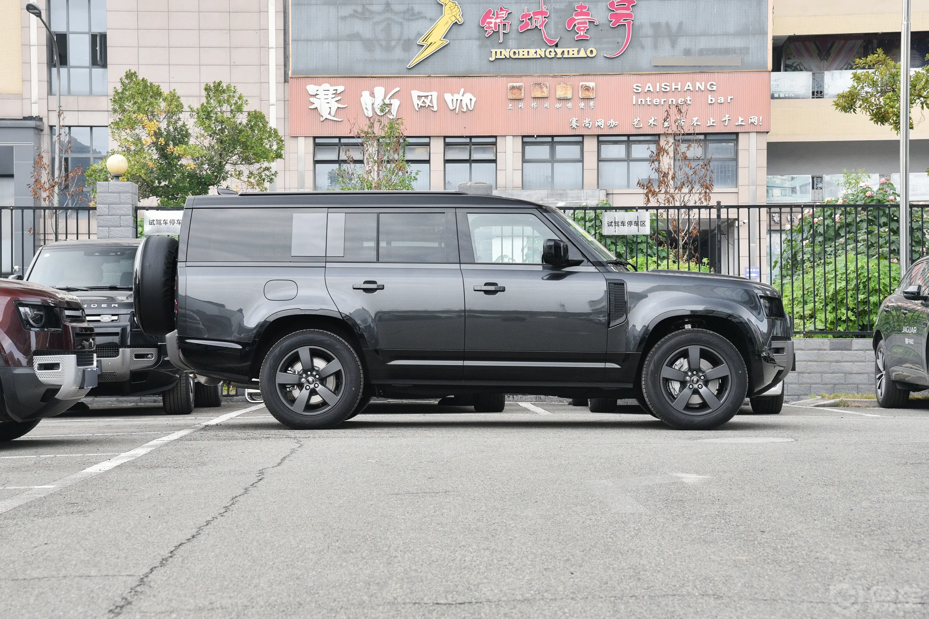 【卫士130 3.0T 400PS X-Dynamic HSE正侧车头向右水平图片-汽车图片大全】-易车