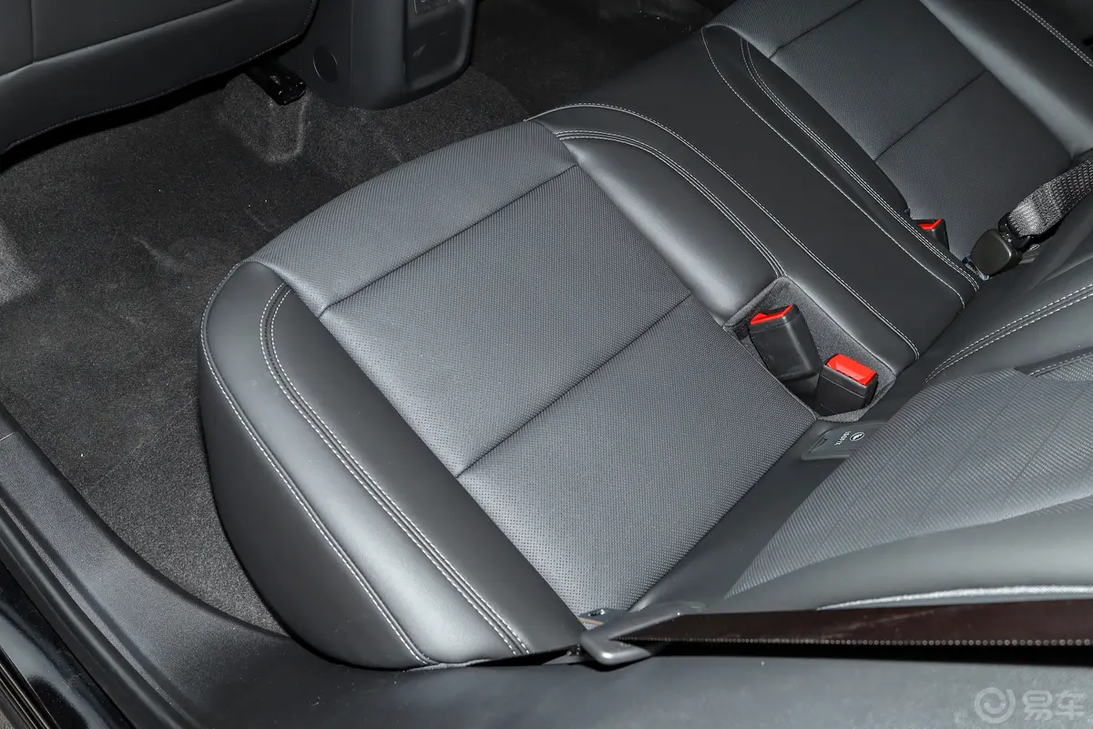 【昂科威昂科威Plus 28T 两驱白金版后排空间图片-汽车图片大全】-易车