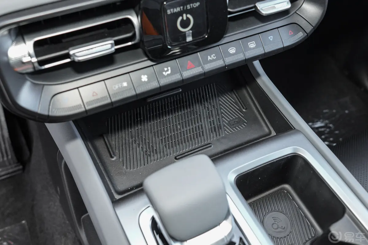 【北京越野BJ40增程1.5T 152km 进阶版无线充电区图片-汽车图片大全】-易车