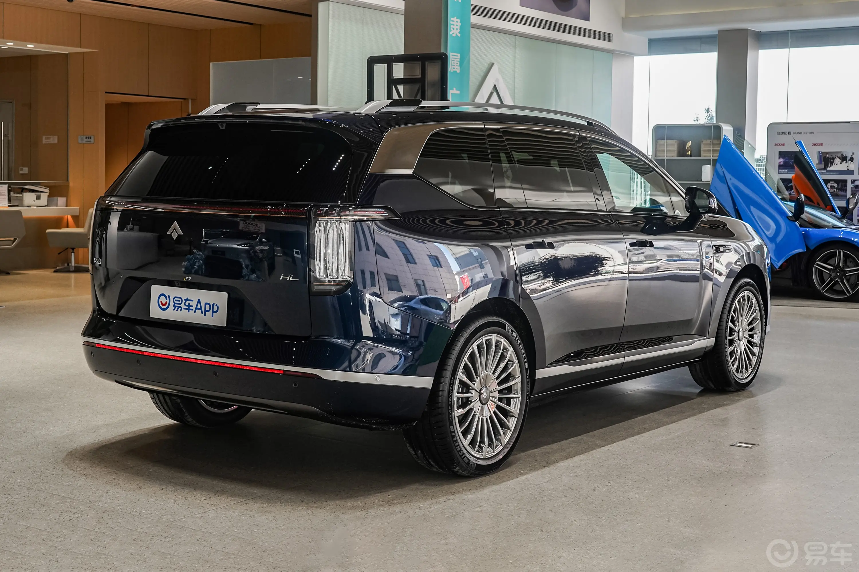 【昊铂HL纯电版 750km 后驱Max激光雷达版 6座侧后45度车头向右水平图片-汽车图片大全】-易车