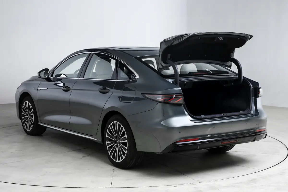 【风云A8L1.5T 145km 豪华型后备厢开启45度侧拍图片-汽车图片大全】-易车