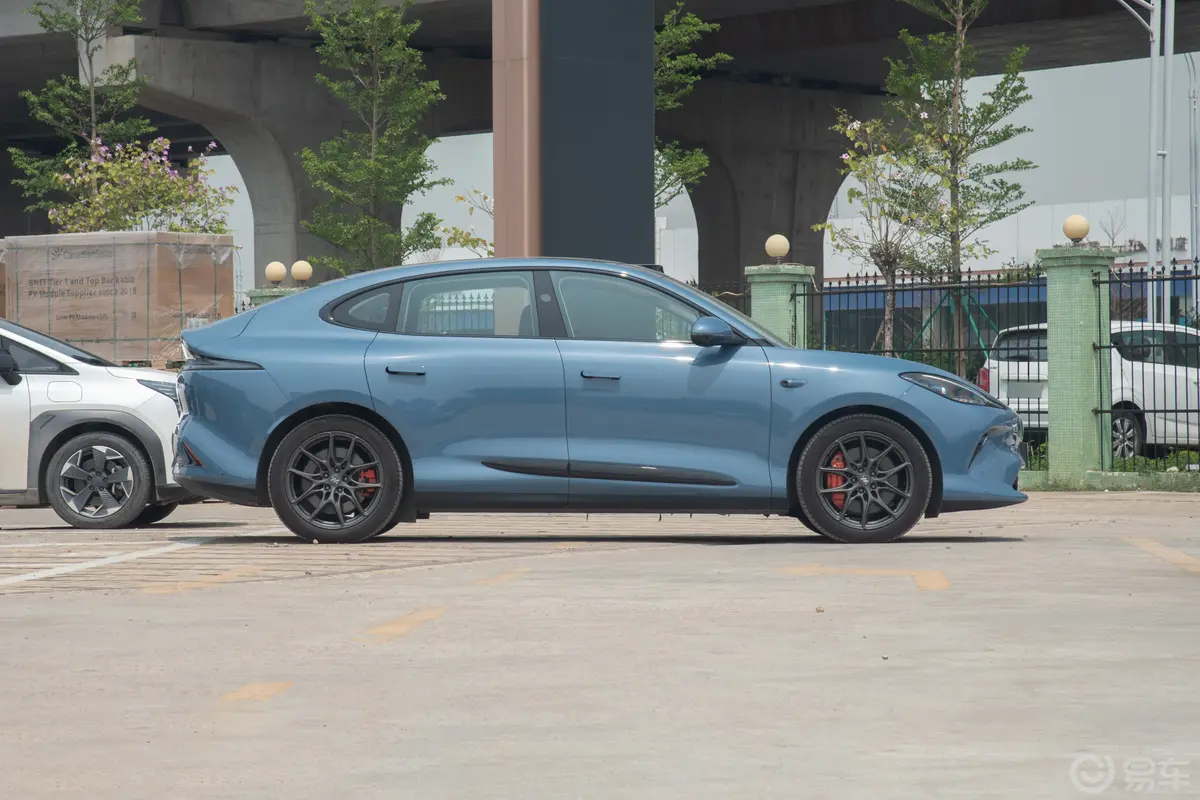 【智己LS6剧院版 750km 四驱超强性能灵蜥智享版正侧车头向右水平图片-汽车图片大全】-易车