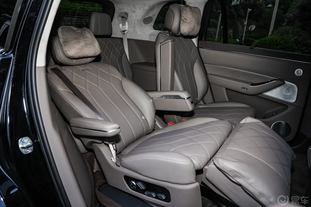 【问界M8纯电版 705km 后驱Max+ 6座后排空间图片-汽车图片大全】-易车