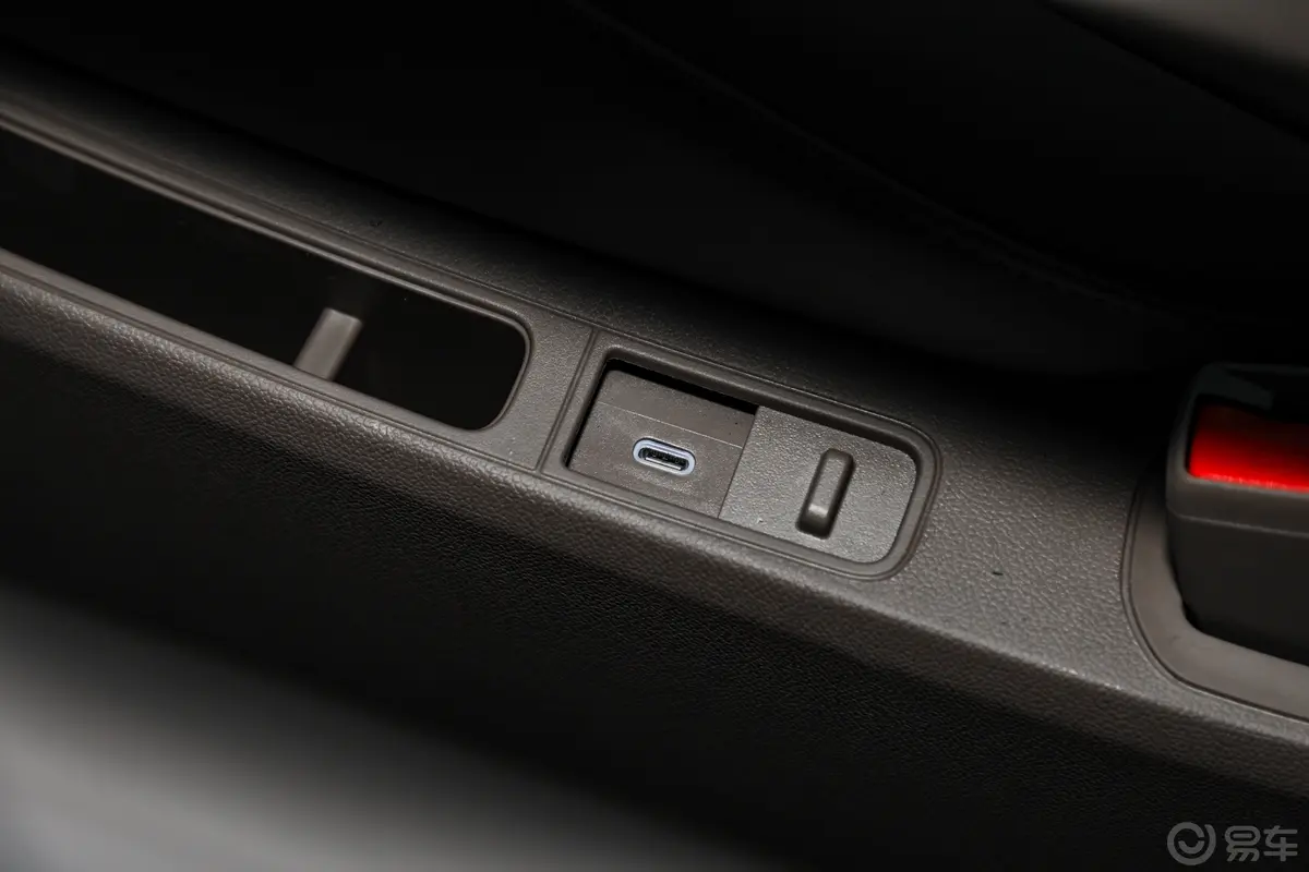 【问界M8纯电版 705km 后驱Max+ 6座后排(第二排)充电口图片-汽车图片大全】-易车