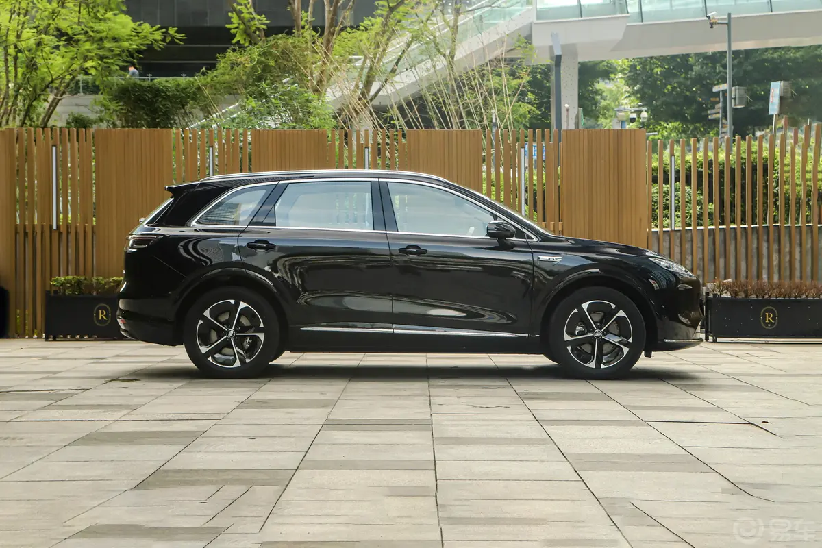 【尚界H5纯电版 655km Pro长续航版正侧车头向右水平图片-汽车图片大全】-易车